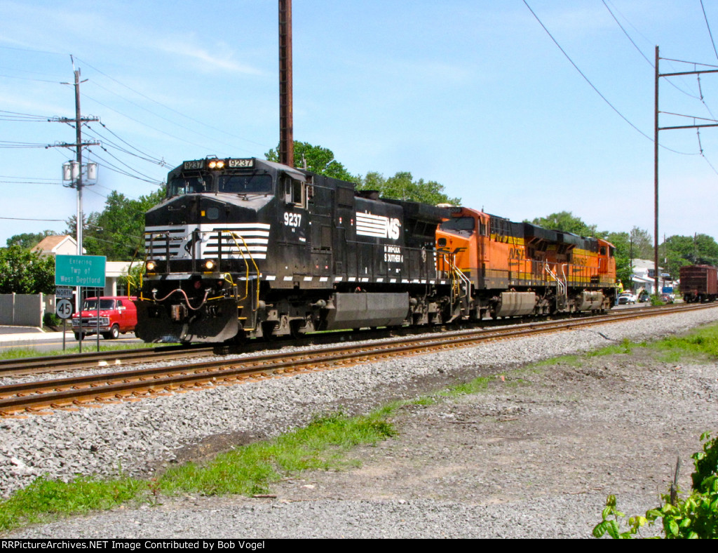 NS 9237; BNSF 6000 and 6152